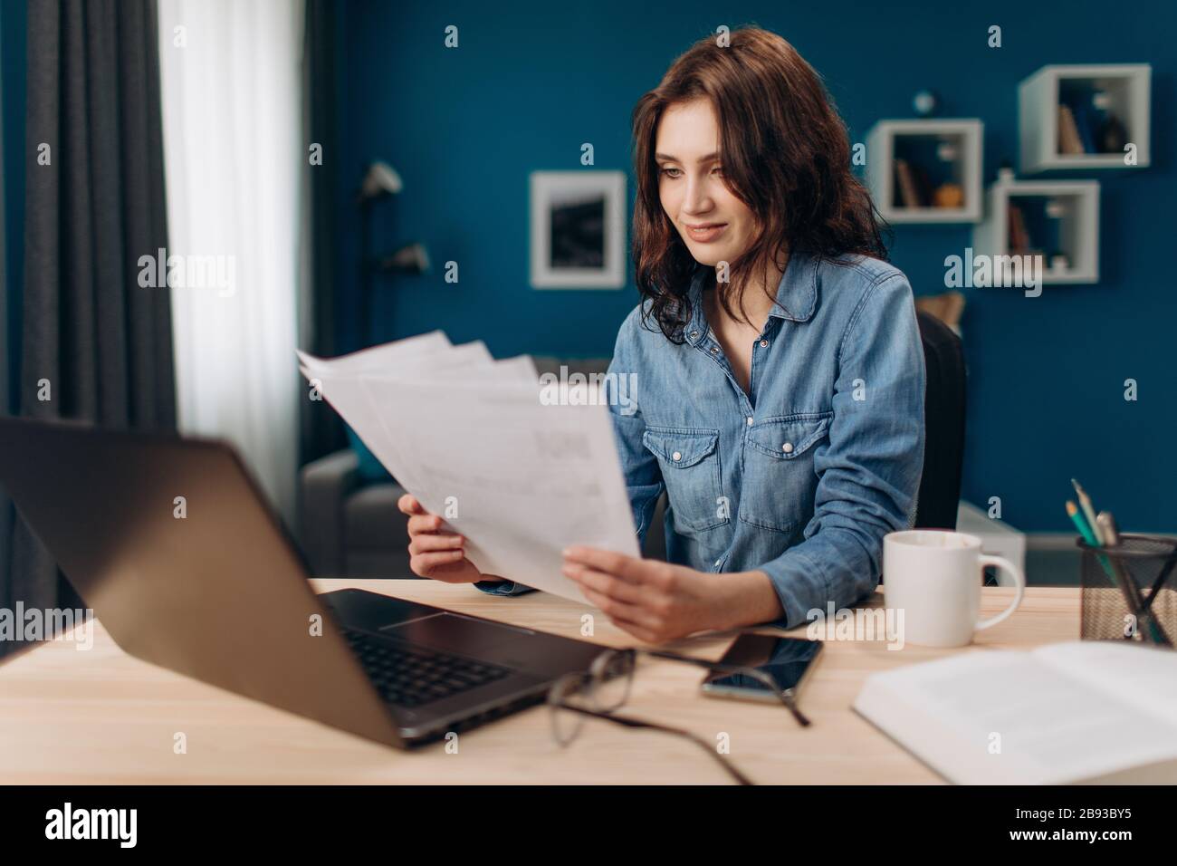 Girl doing work at desk hi-res stock photography and images - Alamy
