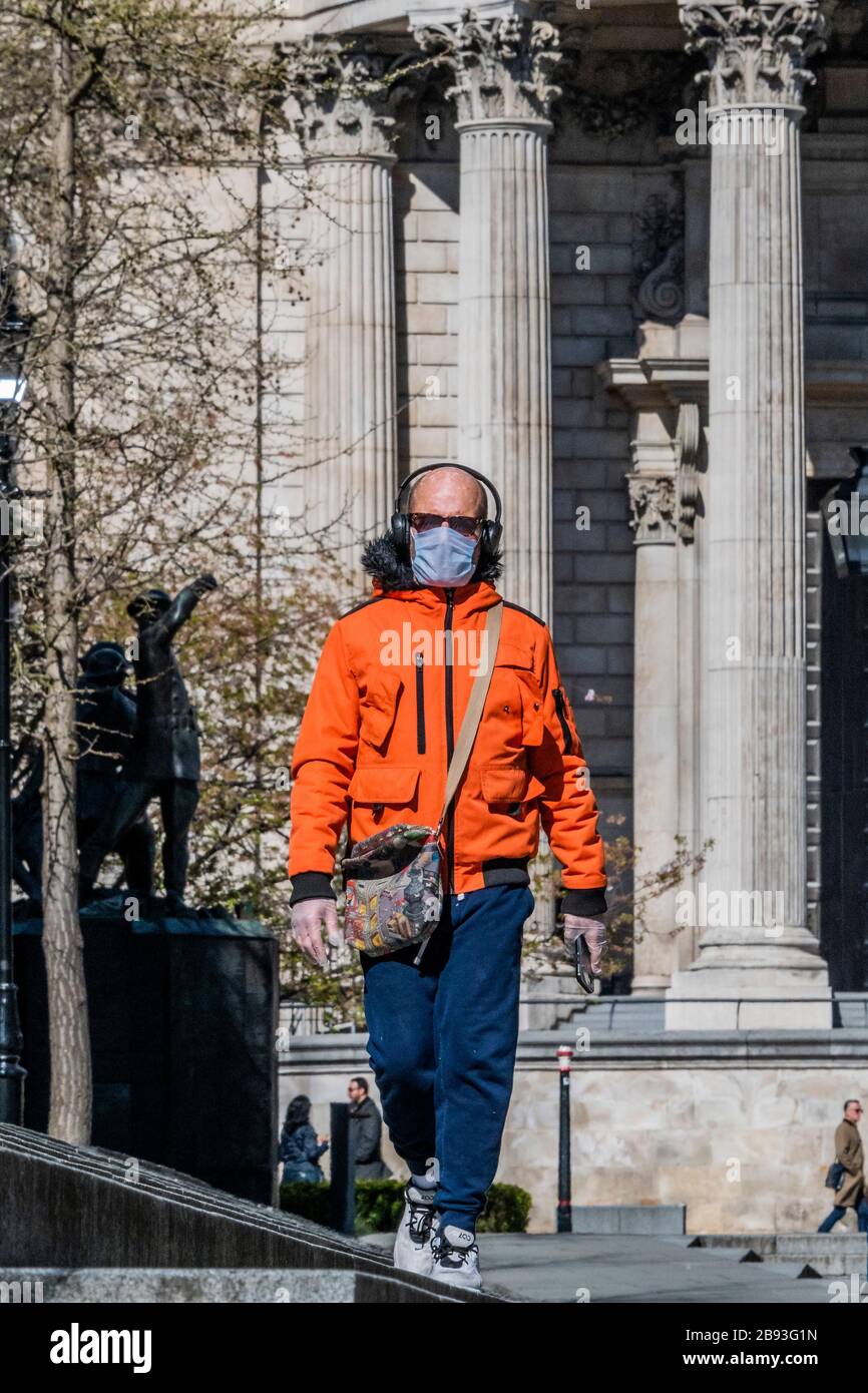 London tourist guy bell hi-res stock photography and images - Alamy