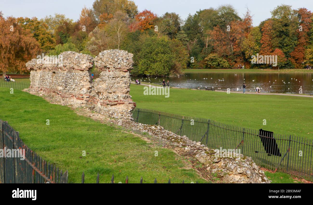Remains of the Roman city wall in Verulamium Park in St. Albans ...