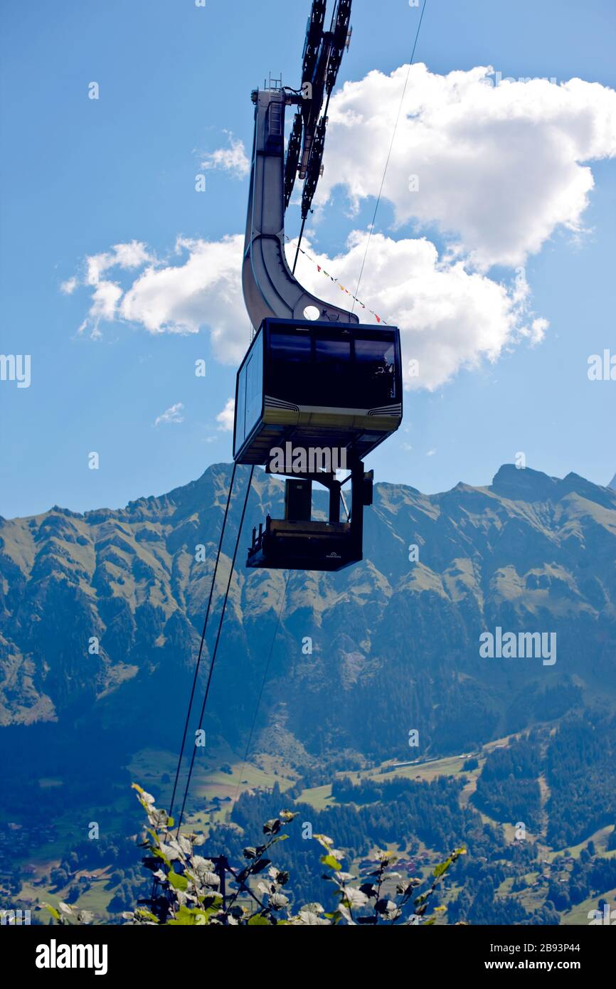 Overhead cable cars mountains cable hi-res stock photography and images ...