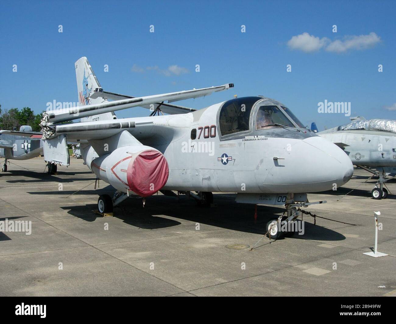 Landing on a aircraft carrier hi-res stock photography and images - Alamy