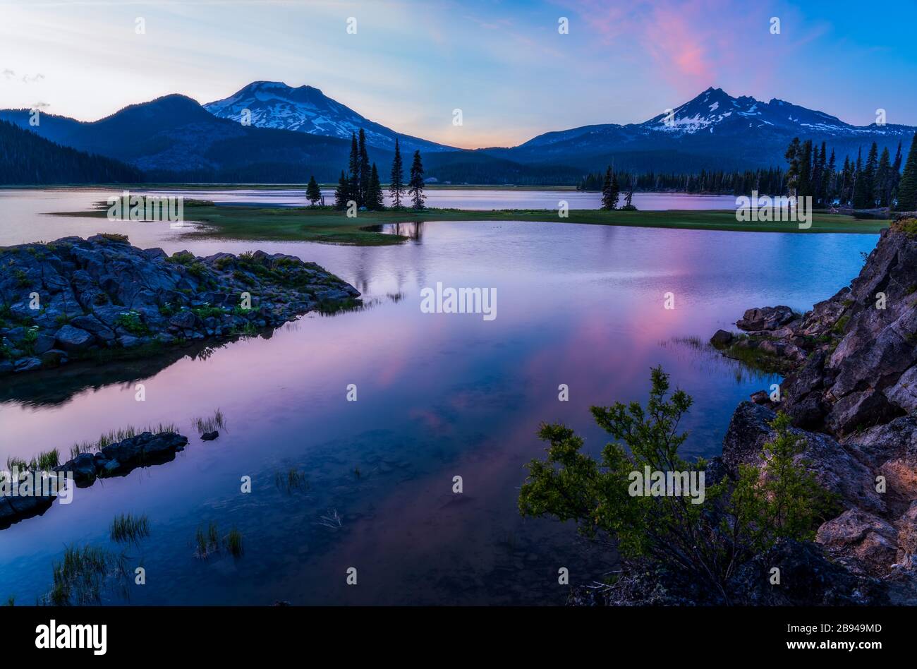 Colorful sky in the Oregon Mountains Stock Photo - Alamy