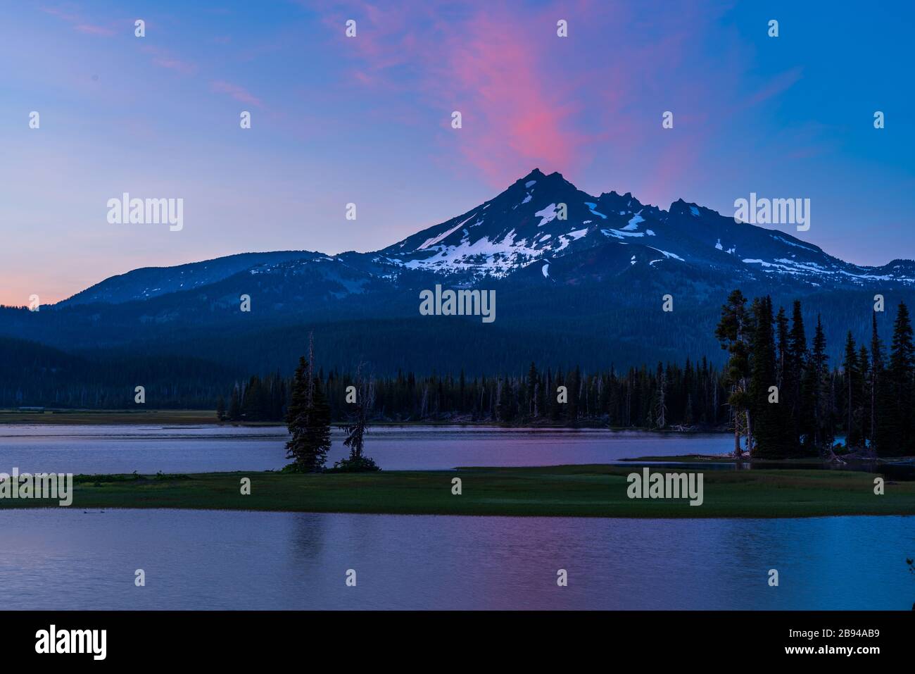 Colorful sky in the Oregon Mountains Stock Photo - Alamy