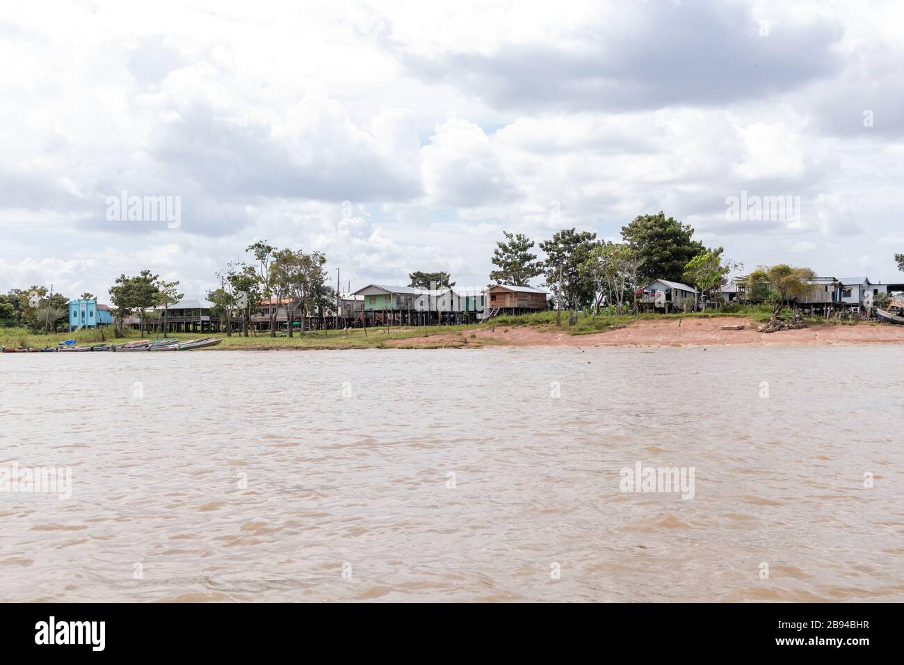 houses of the riverine population in the interior of the Amazon in ...