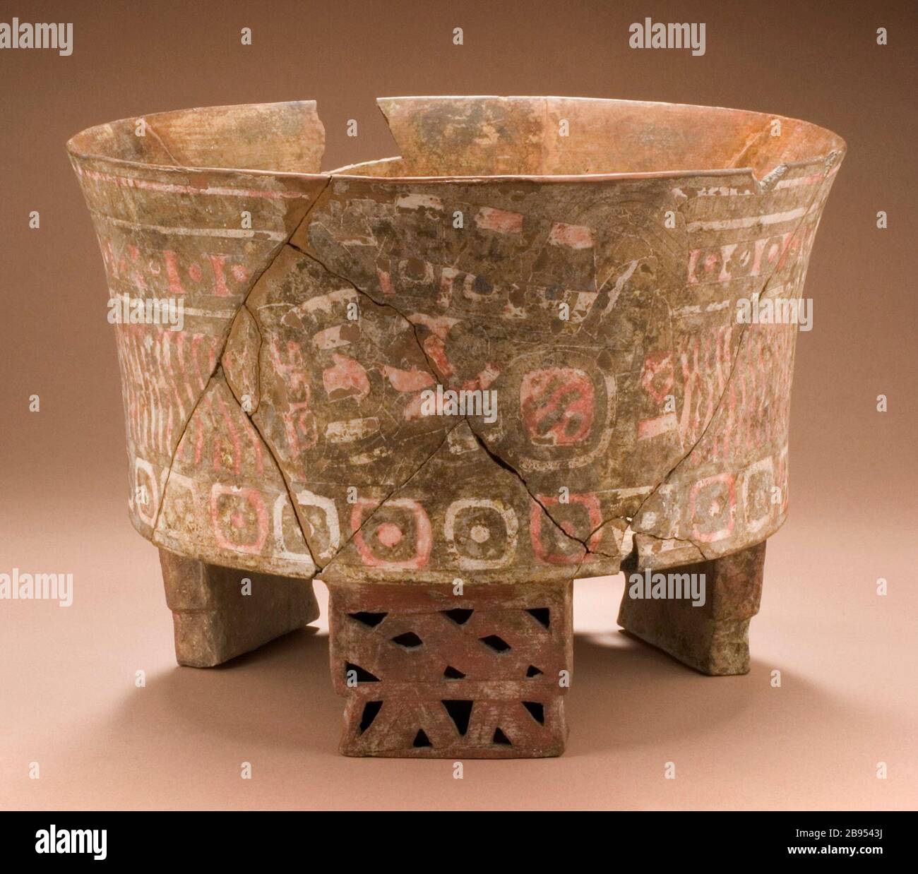 Ancient tripod vessel hi-res stock photography and images - Alamy