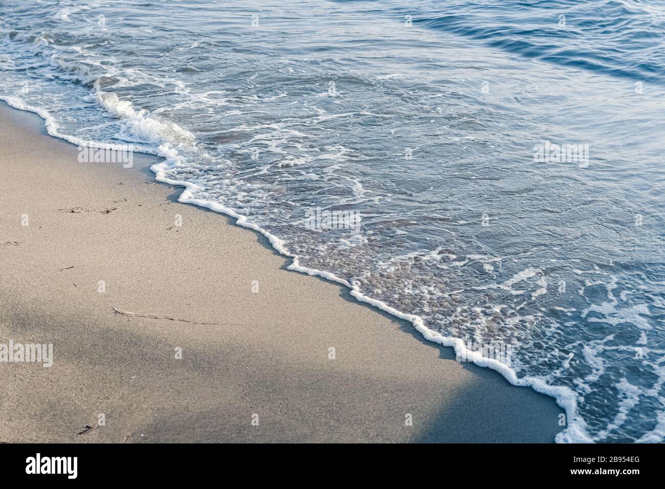 Beautiful sea or ocean waves, coast view from tropical sand beach ...