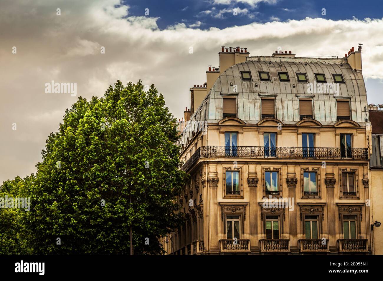 Typical building in Paris, France Stock Photo - Alamy