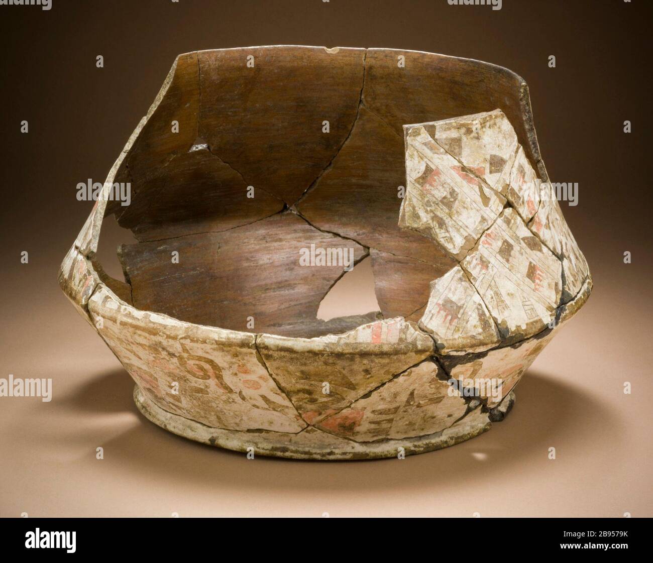 Ceramic figure vessel hi-res stock photography and images - Alamy