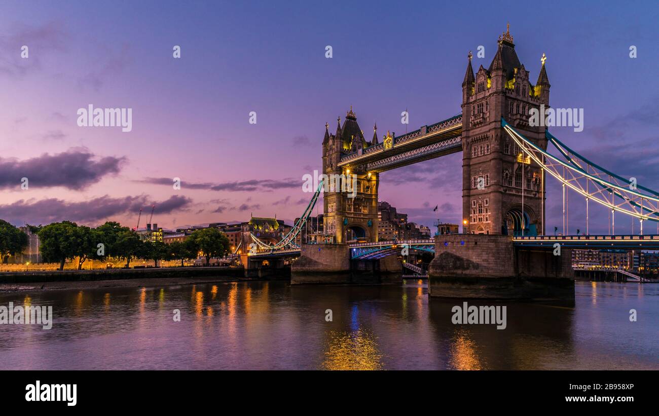 guy on city trip in London, youn men at waterfront by the river Thames ...
