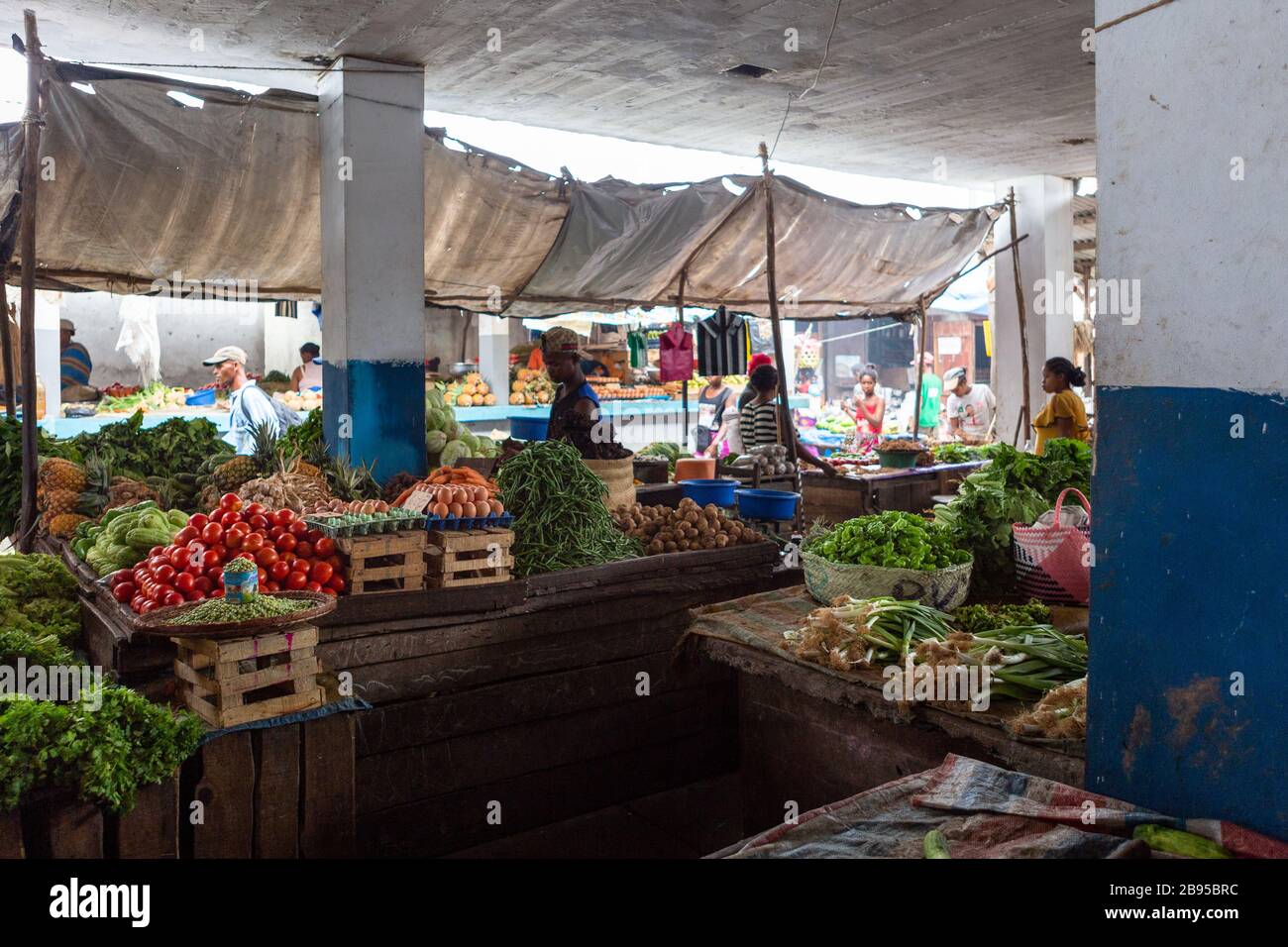 Market africa shop vegetables hi-res stock photography and images - Alamy