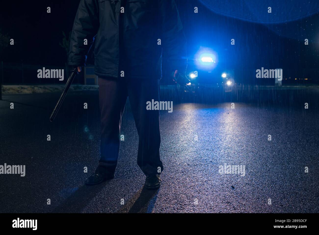 Night street lights police car hi-res stock photography and images - Alamy