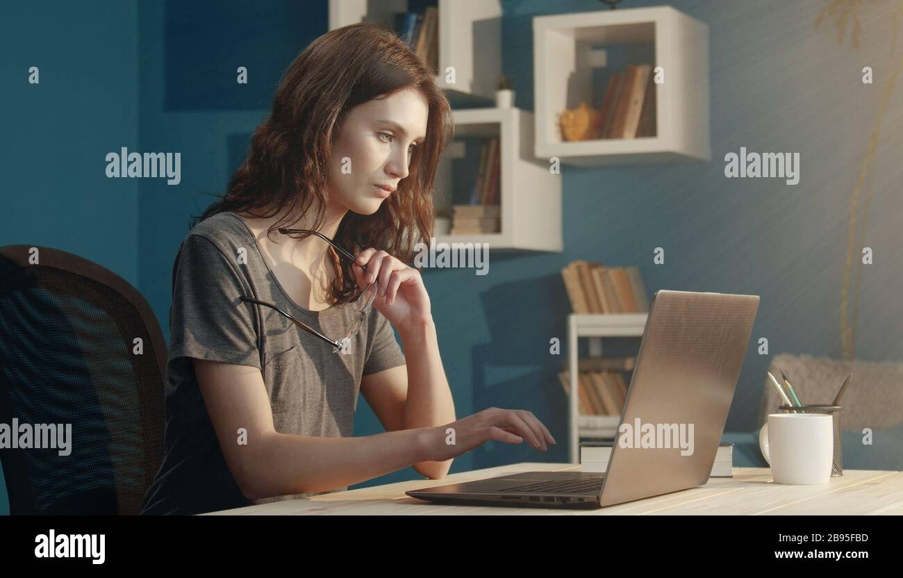Lady working at laptop hi-res stock photography and images - Alamy