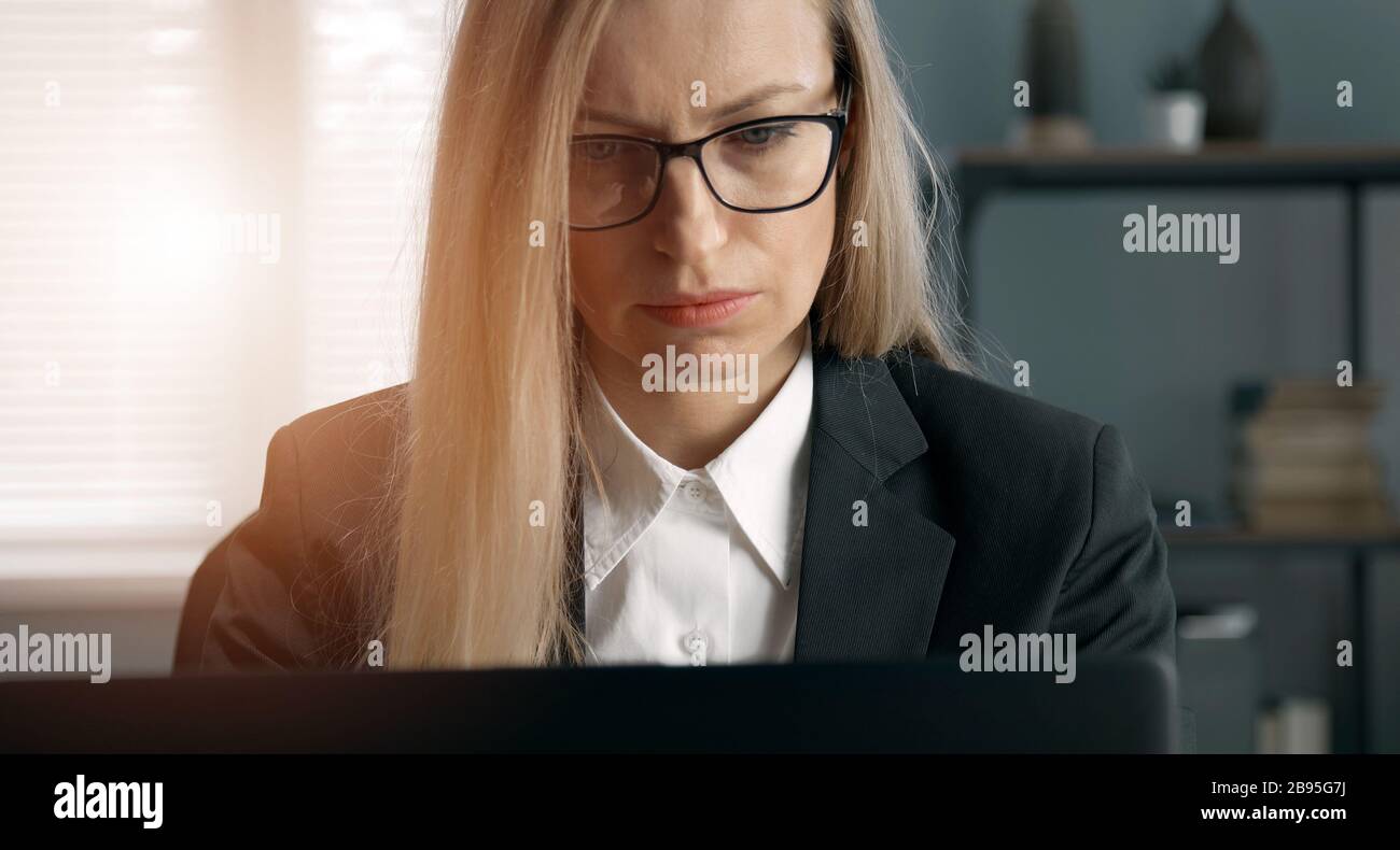 Computer screen close up hi-res stock photography and images - Alamy