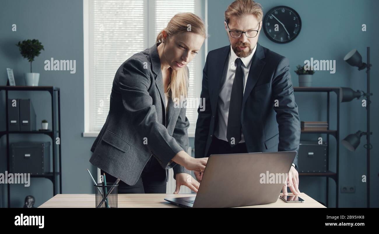 Two colleagues discussing issues Stock Photo - Alamy