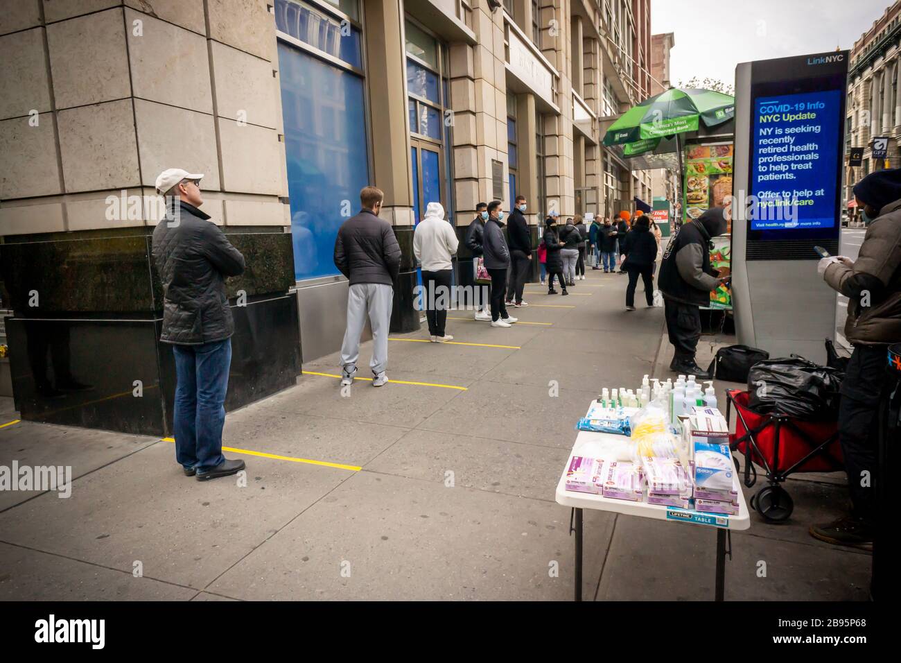 Customers in line best buy hi-res stock photography and images - Alamy