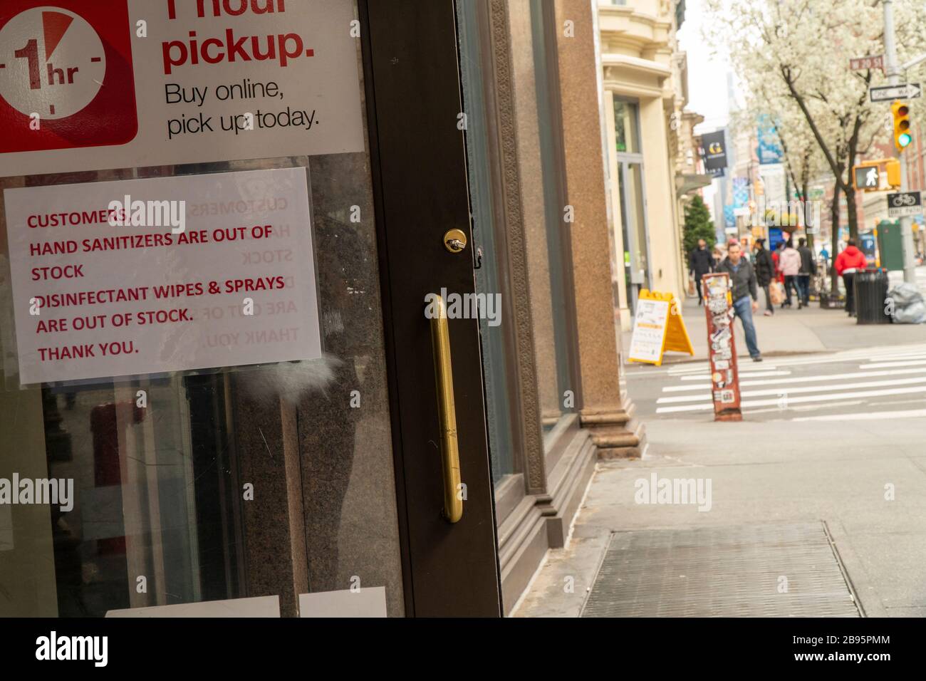 Storefront sign for staples hi-res stock photography and images - Alamy