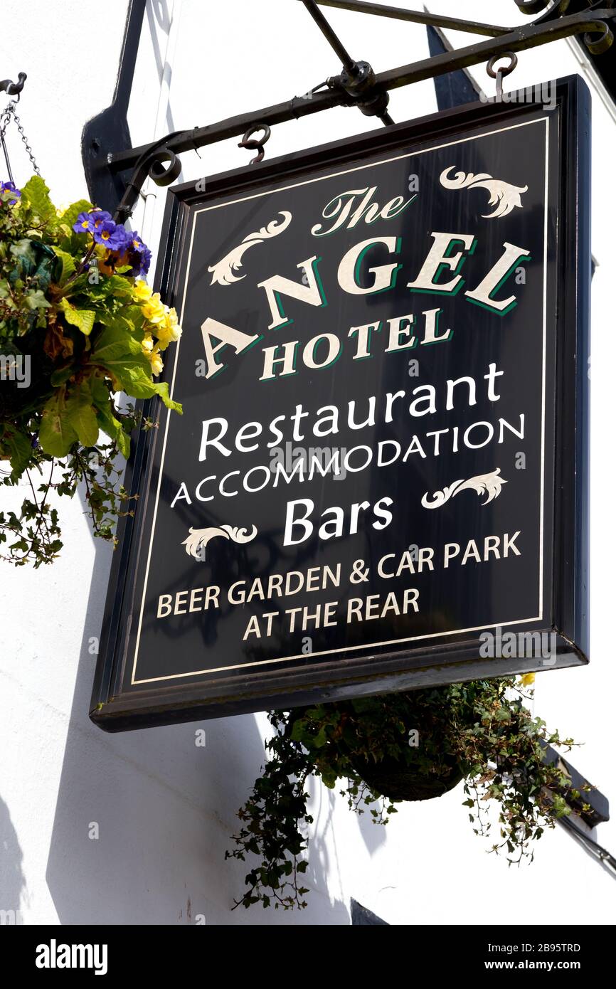 Hanging pub sign hi-res stock photography and images - Alamy