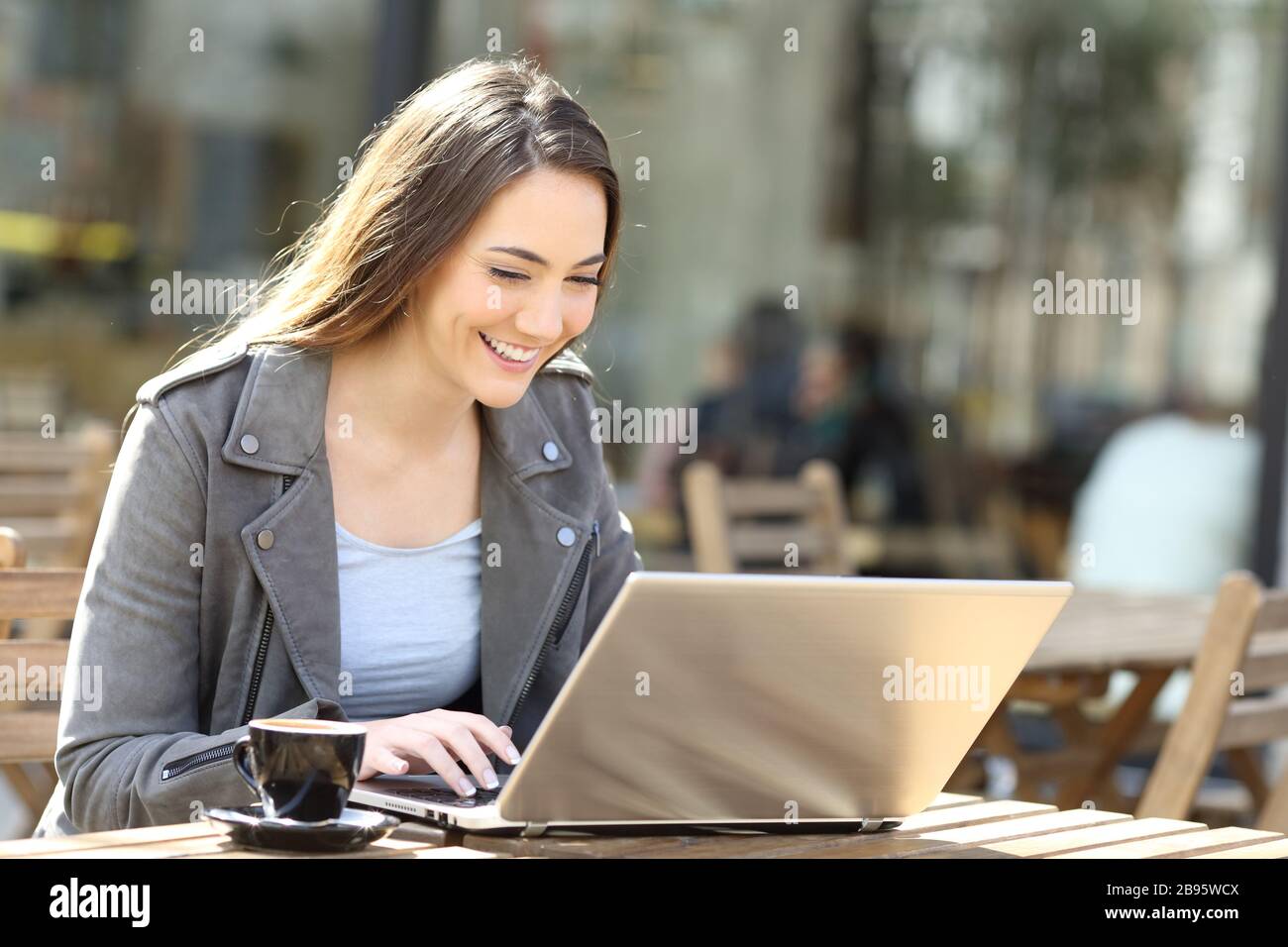 Coffee shop worker busy hi-res stock photography and images - Alamy