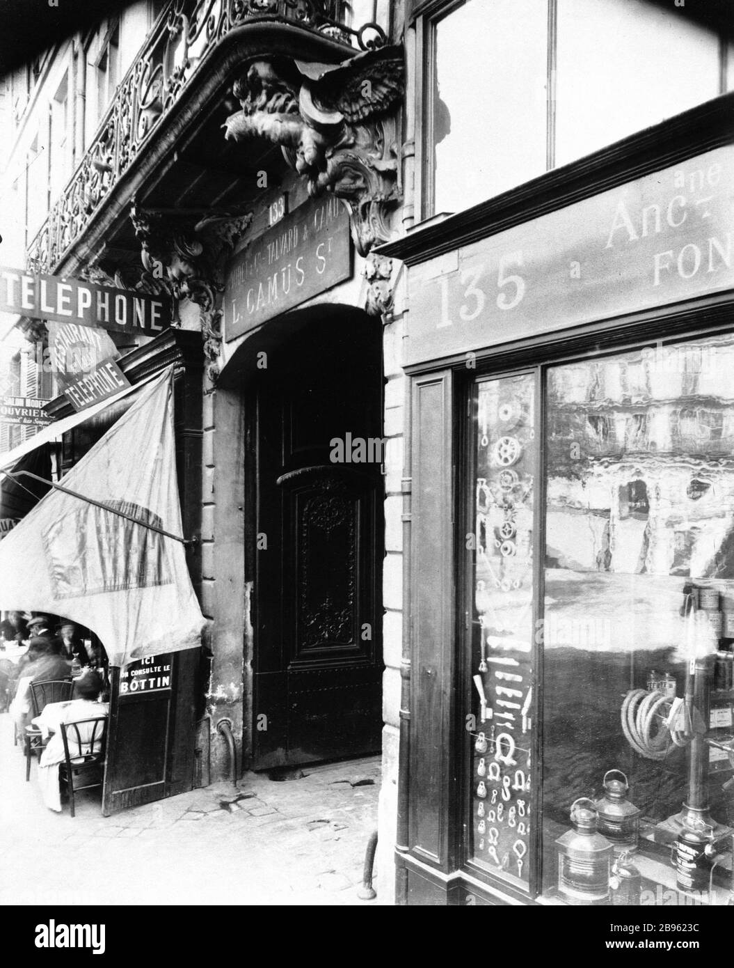 Paris 4th arrondissement french Black and White Stock Photos & Images ...