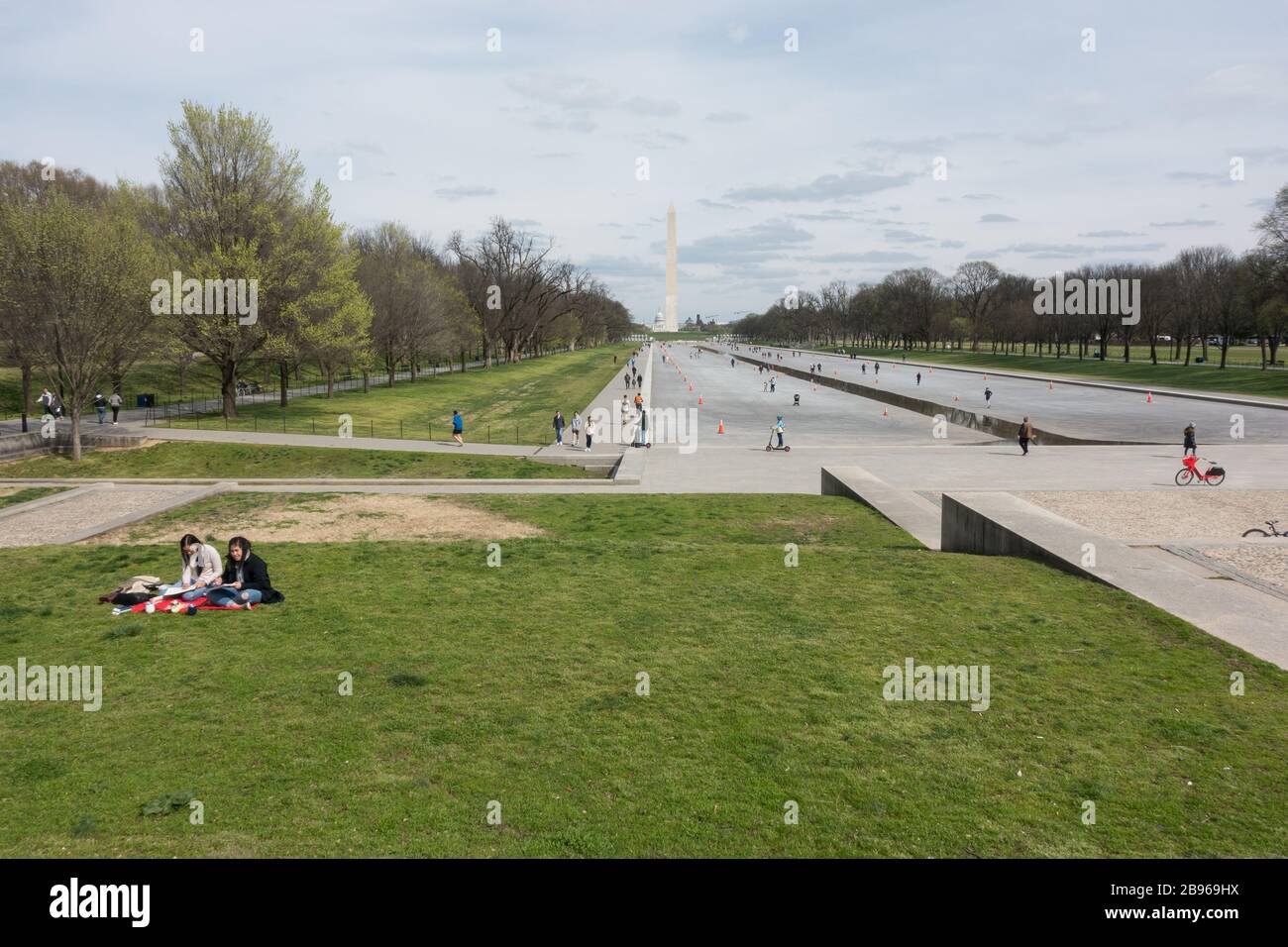 Reflecting Pool on Washington, DC Mall, undergoing draining, cleaning ...