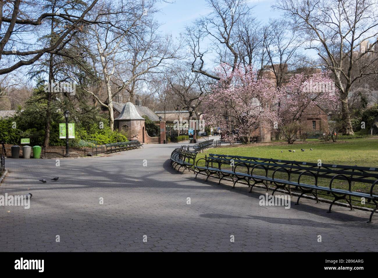 Central park zoo entrance hi-res stock photography and images - Alamy