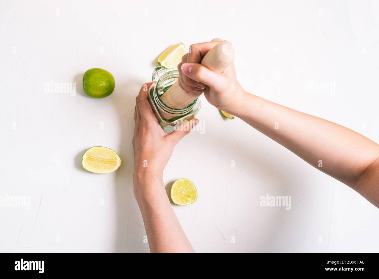 Woman hand squeezes fresh lime hi-res stock photography and images - Alamy