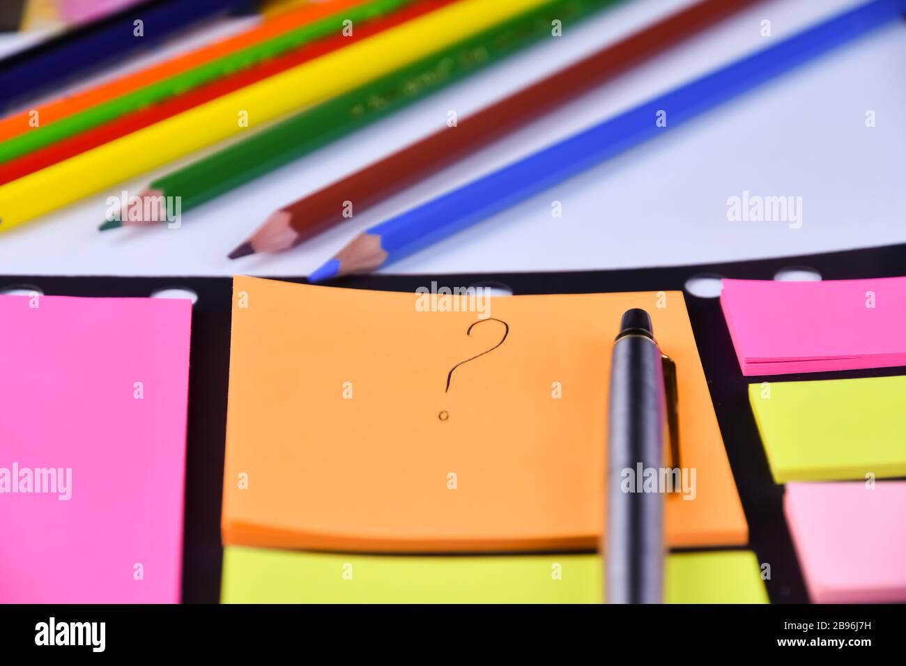 Question mark on sticky note hi-res stock photography and images - Alamy