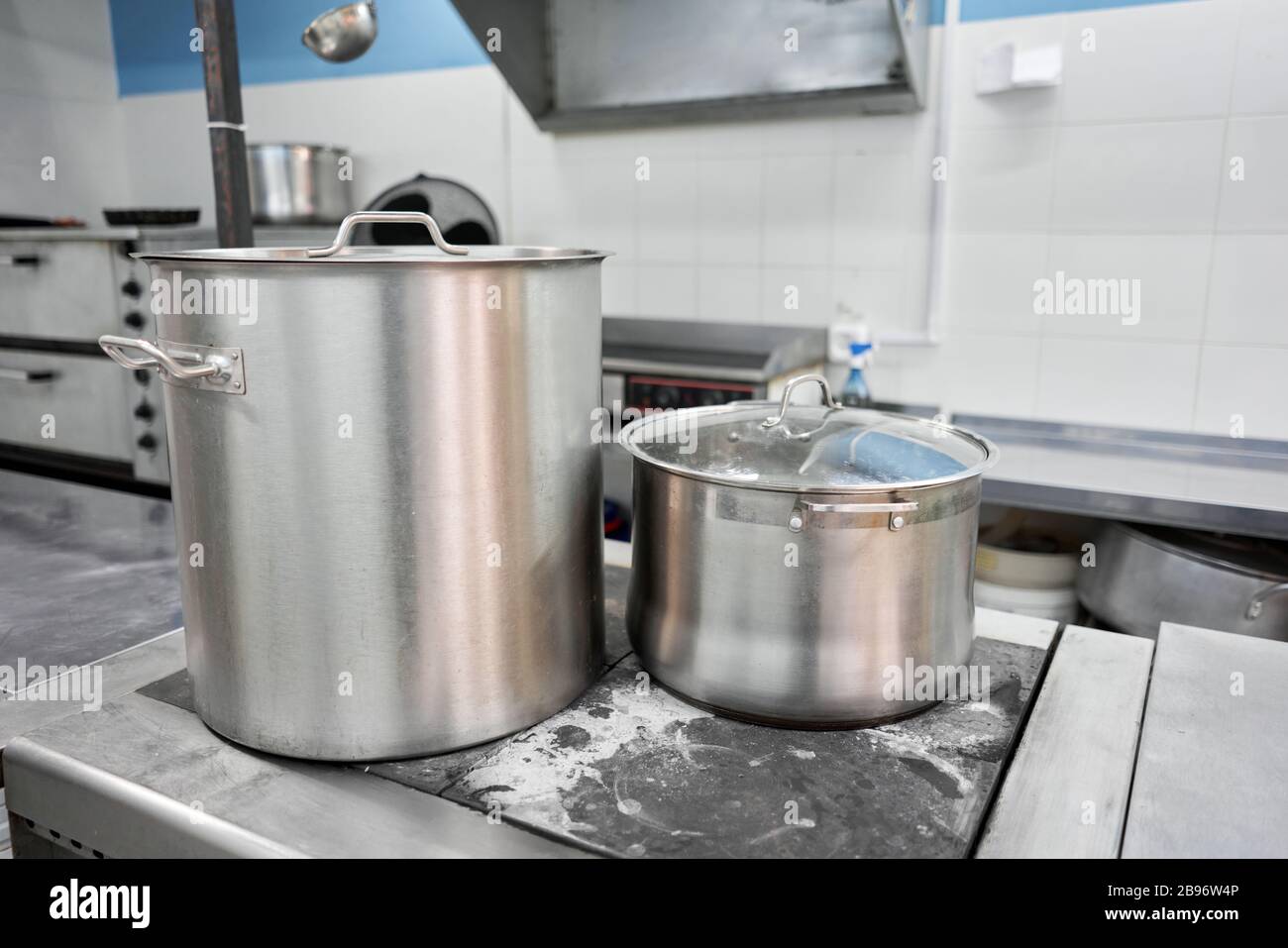 Real dirty restaurant kitchen hi-res stock photography and images - Alamy