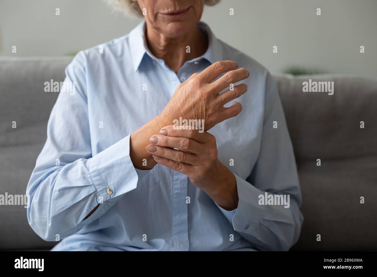 Sick senior woman check heart pulse on wrist Stock Photo - Alamy