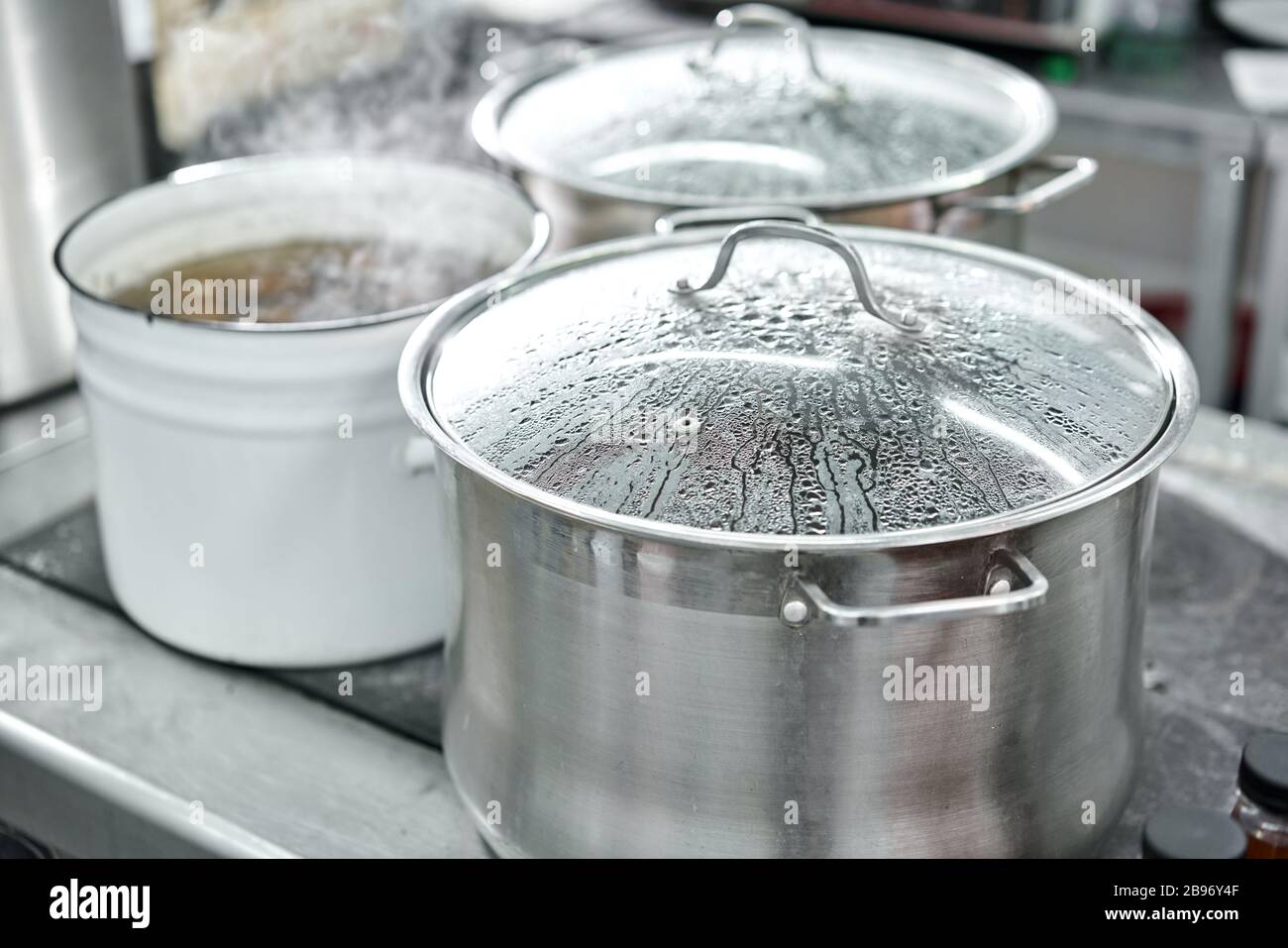 Real dirty restaurant kitchen hi-res stock photography and images - Alamy
