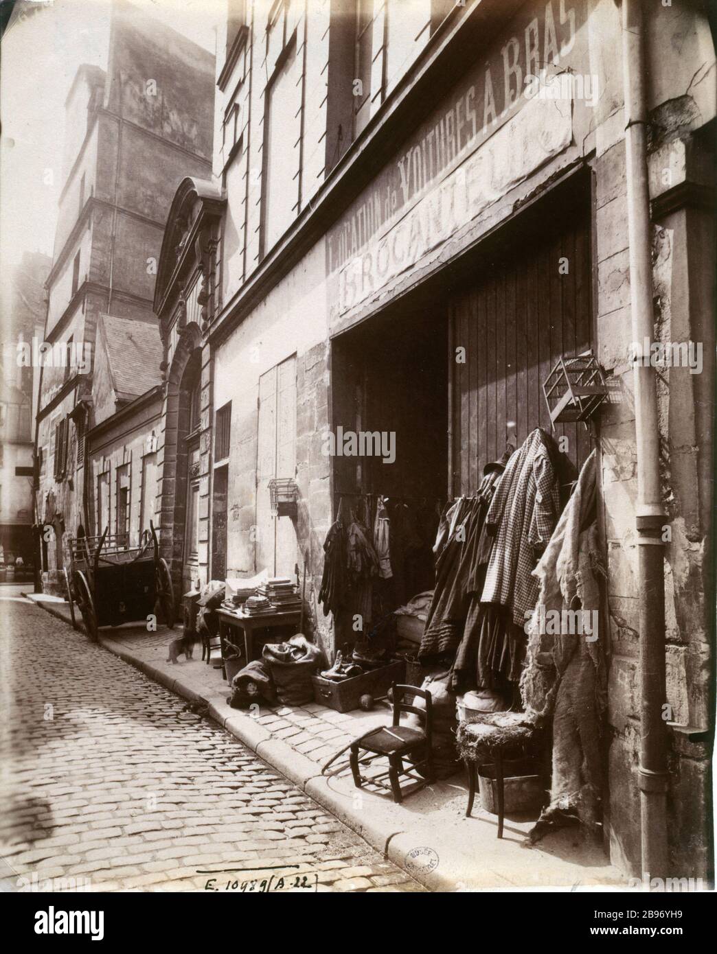 Brocante rue paris hi-res stock photography and images - Alamy