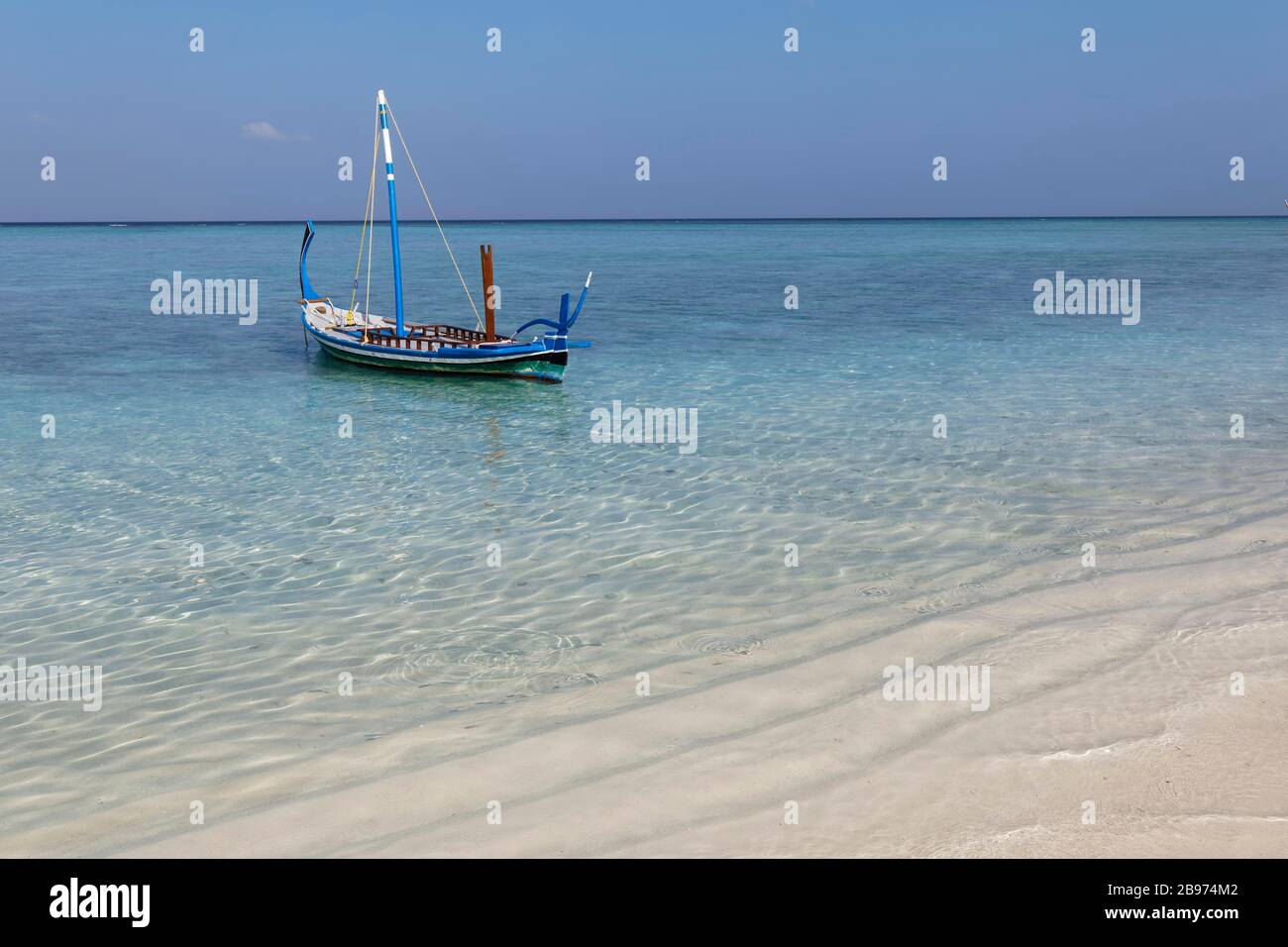Traditional Maldivian sailing boat, dhoni on the beach, Summer Island ...