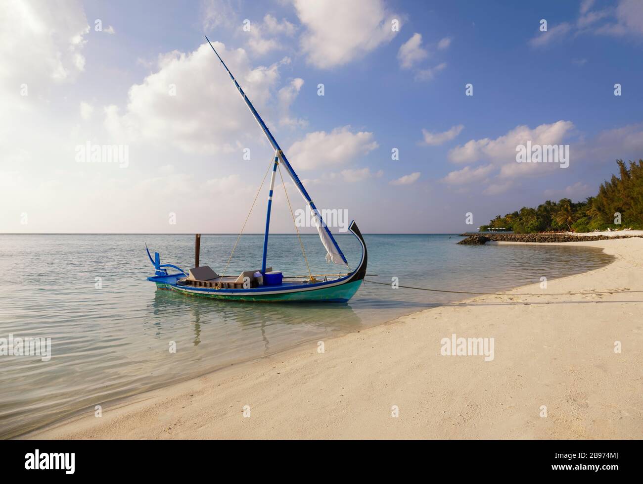 Traditional Maldivian sailing boat, dhoni on the beach, Summer Island ...