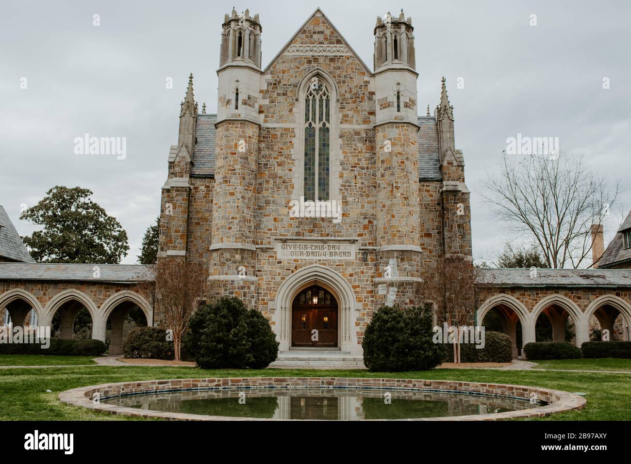 Symmetry buildings hi-res stock photography and images - Alamy