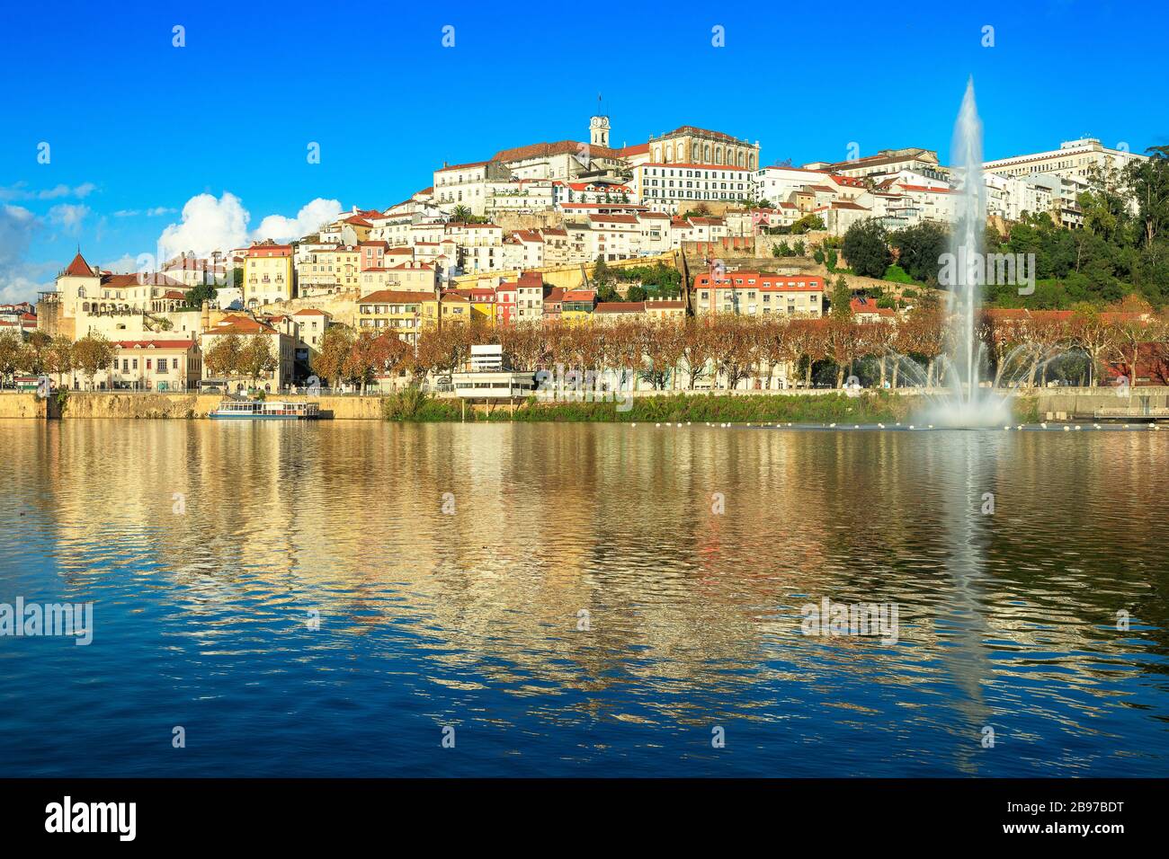 Medieval fountain portugal hi-res stock photography and images - Alamy