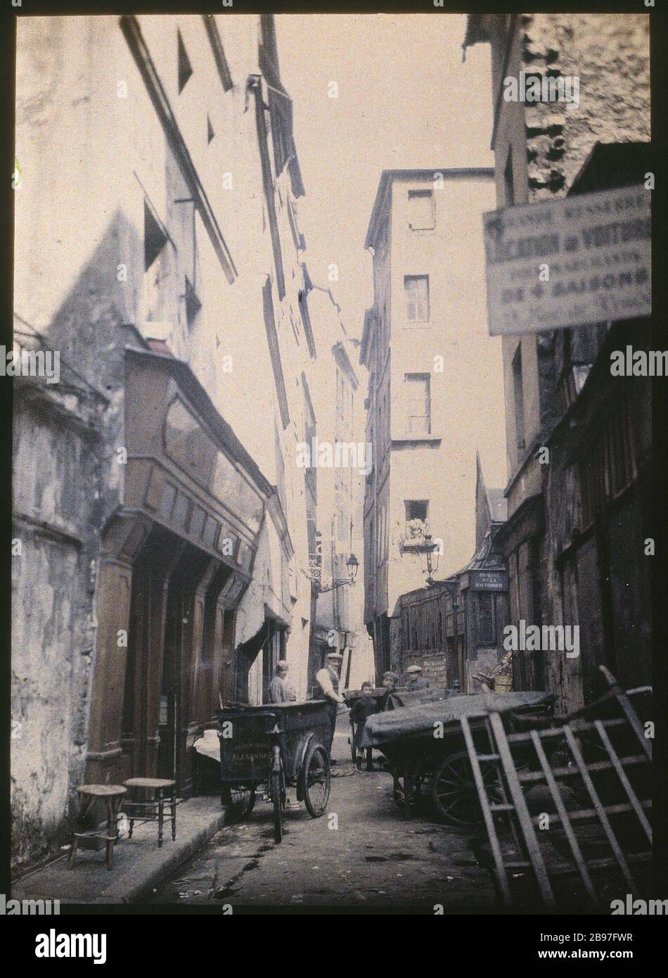 PARIS - THE STREETS OF VENICE La rue de Venise. Paris (IVème arr ...