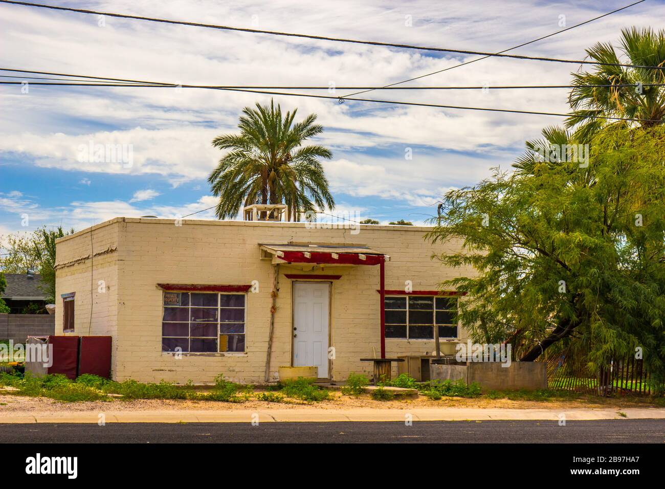 Overhang sign hi-res stock photography and images - Alamy