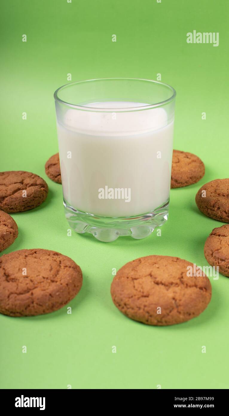 Circle baked biscuits with cup of milk in the middle Stock Photo - Alamy