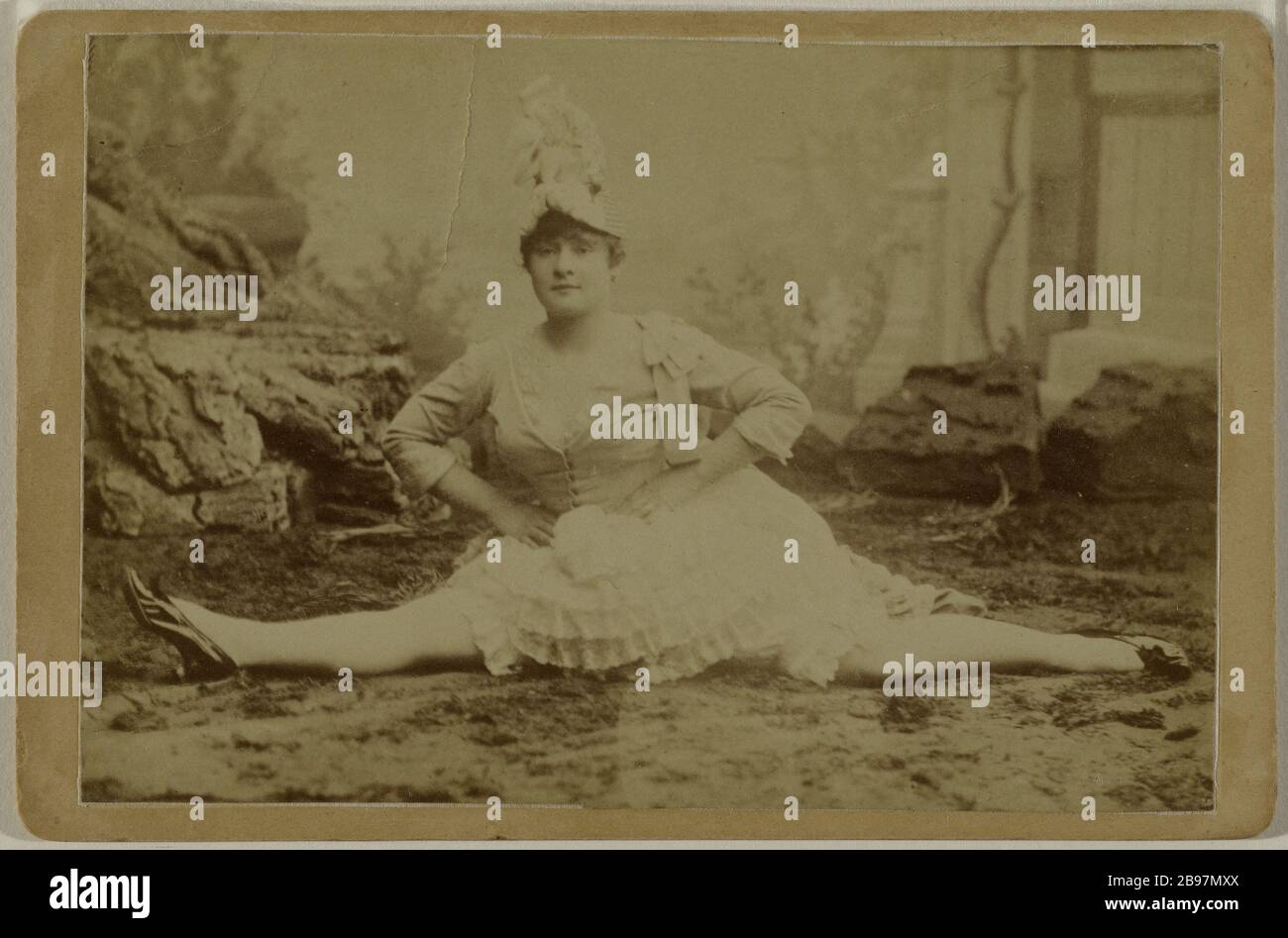 Moulin rouge cancan dancer hi-res stock photography and images - Alamy