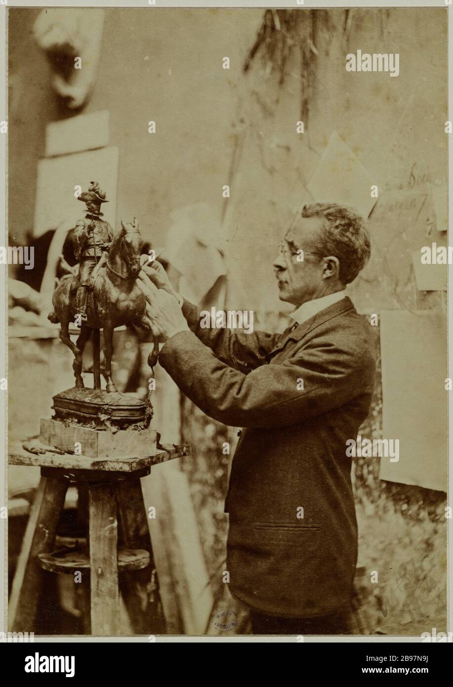 Sculpteur emmanuel fremiet hi-res stock photography and images - Alamy