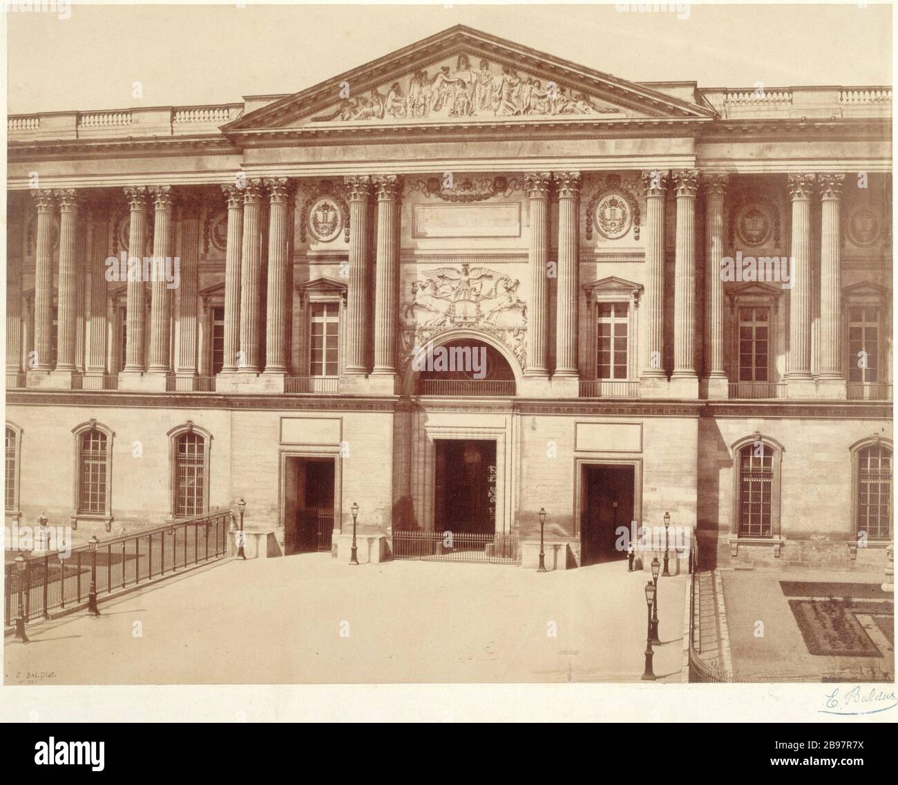 Colonnade du louvre hi-res stock photography and images - Alamy