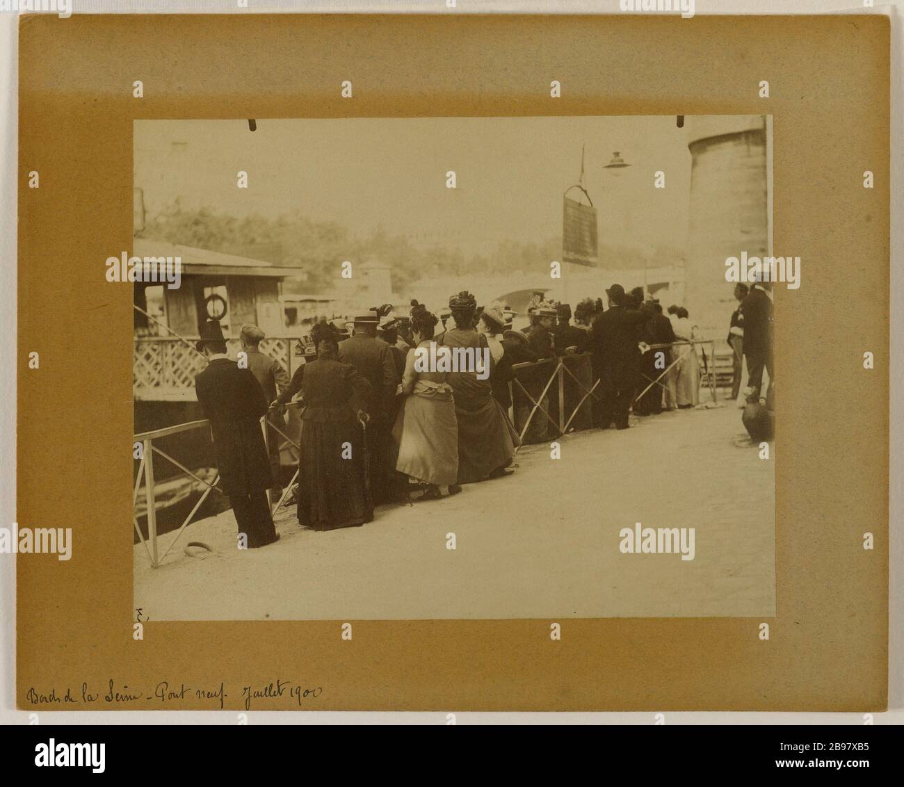 Ponton au bord de la seine hi-res stock photography and images - Alamy