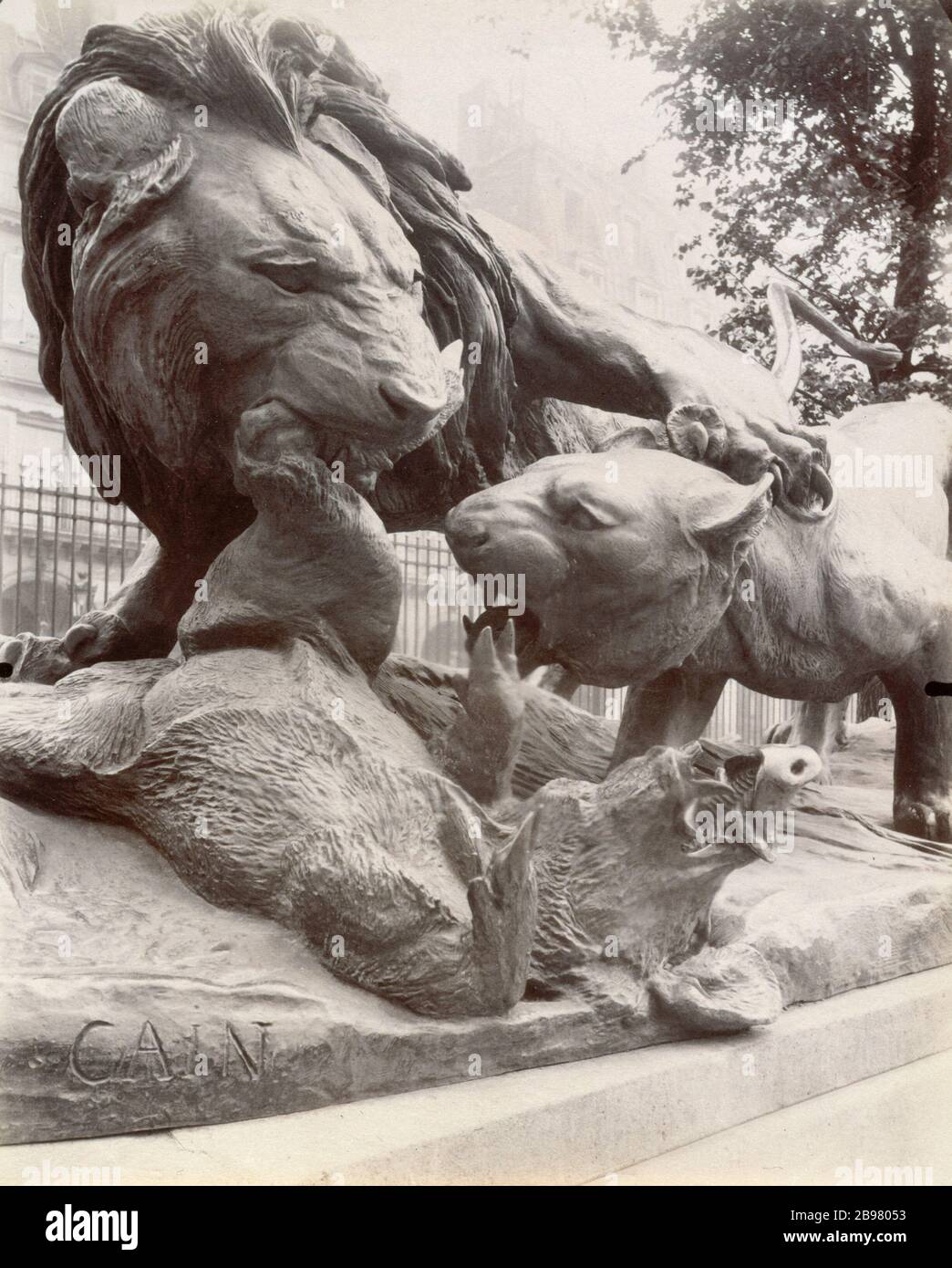 TUILERIES GARDEN Jardin des Tuileries. Sculpture de Georges Cain (1856 ...