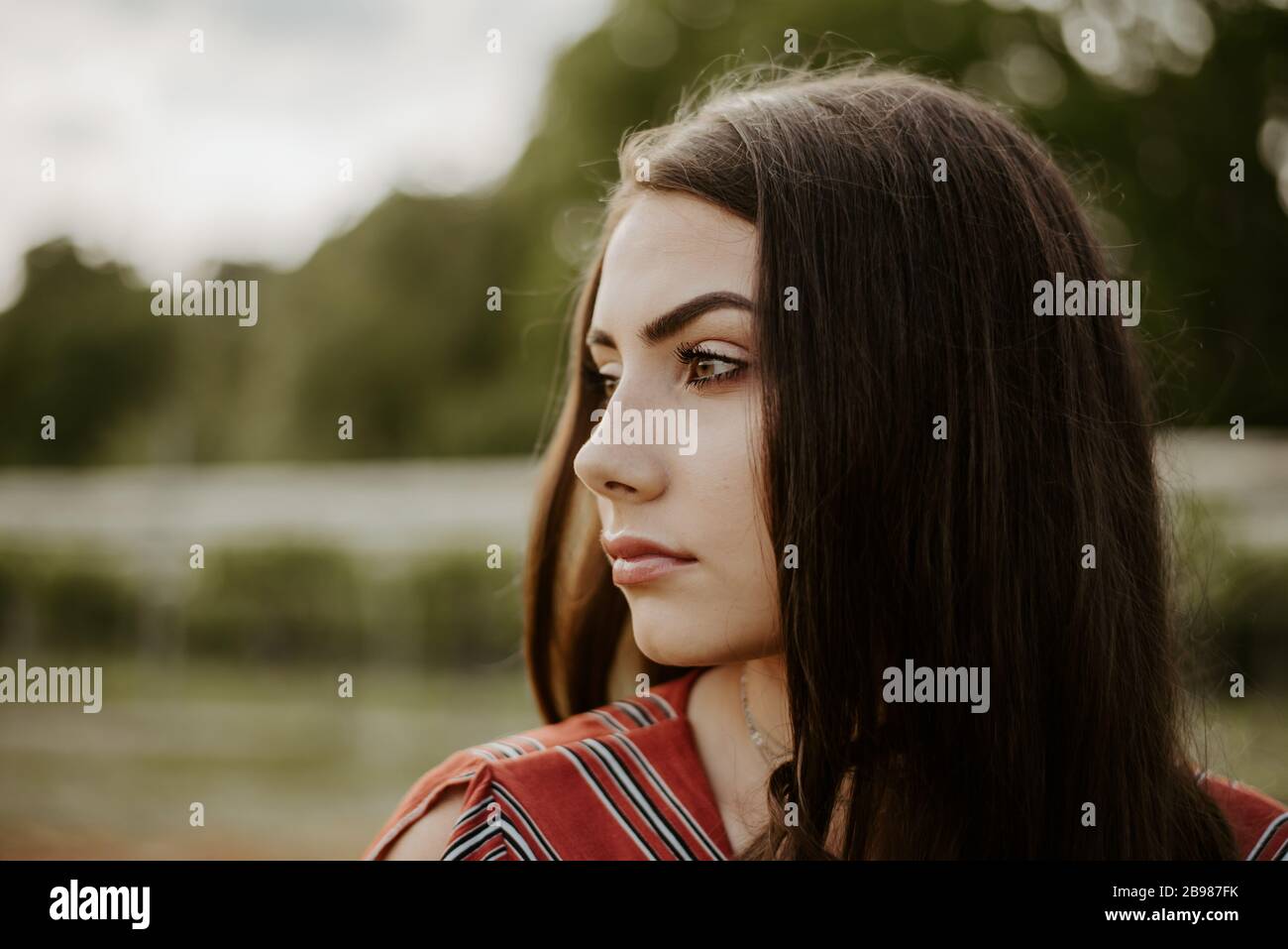 Woman staring distance hi-res stock photography and images - Alamy