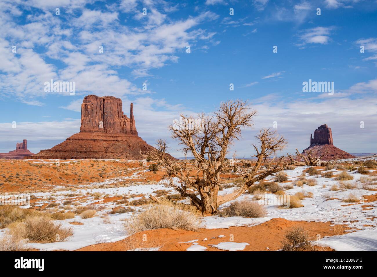 Monument Valley Navajo Tribal Park, West Mitten Butte in the snow Stock ...