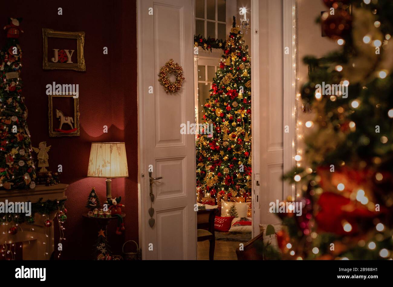 Beautiful homes decor or illustrations of Christmas spirit and ...