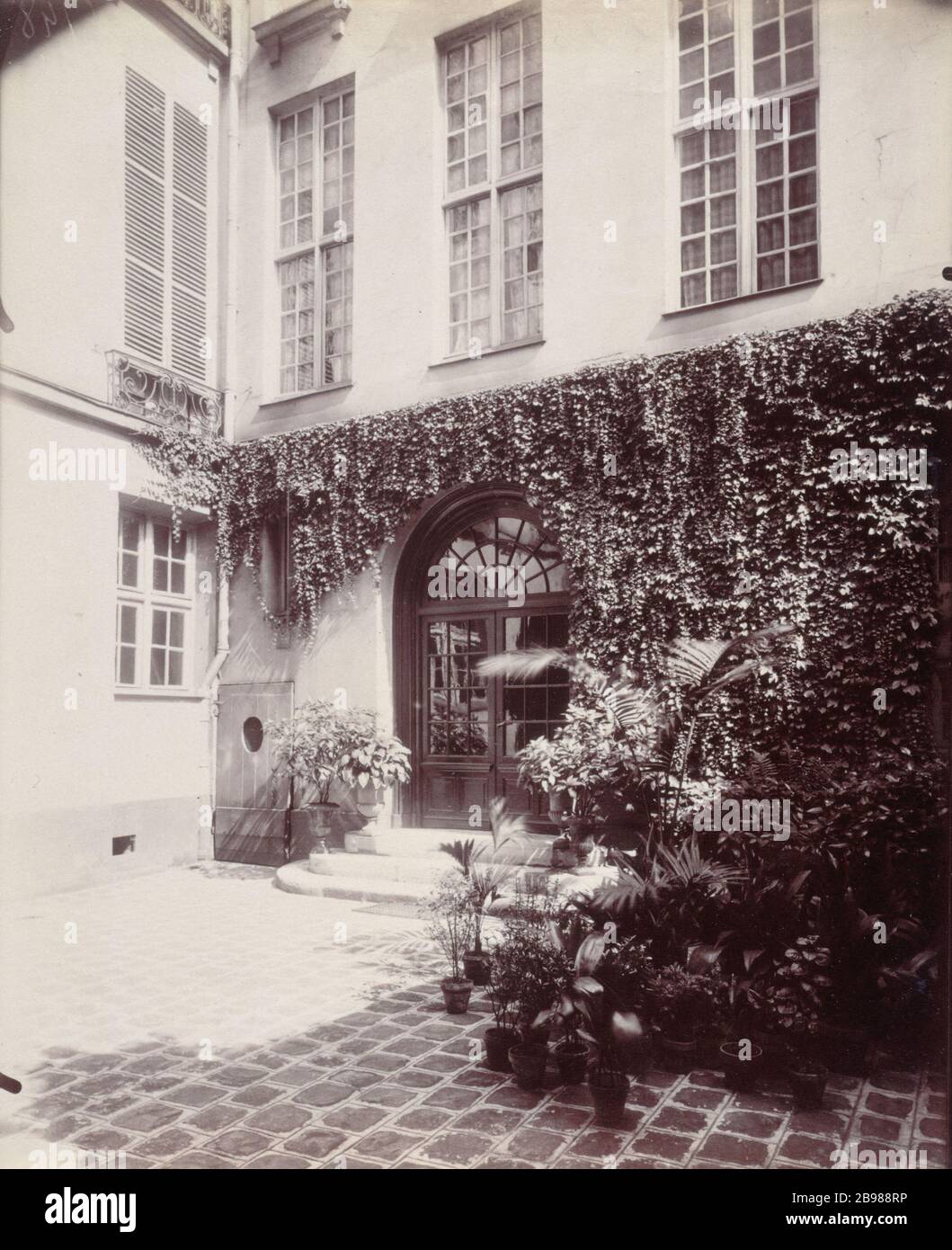 Rue pavee en paris hi-res stock photography and images - Alamy