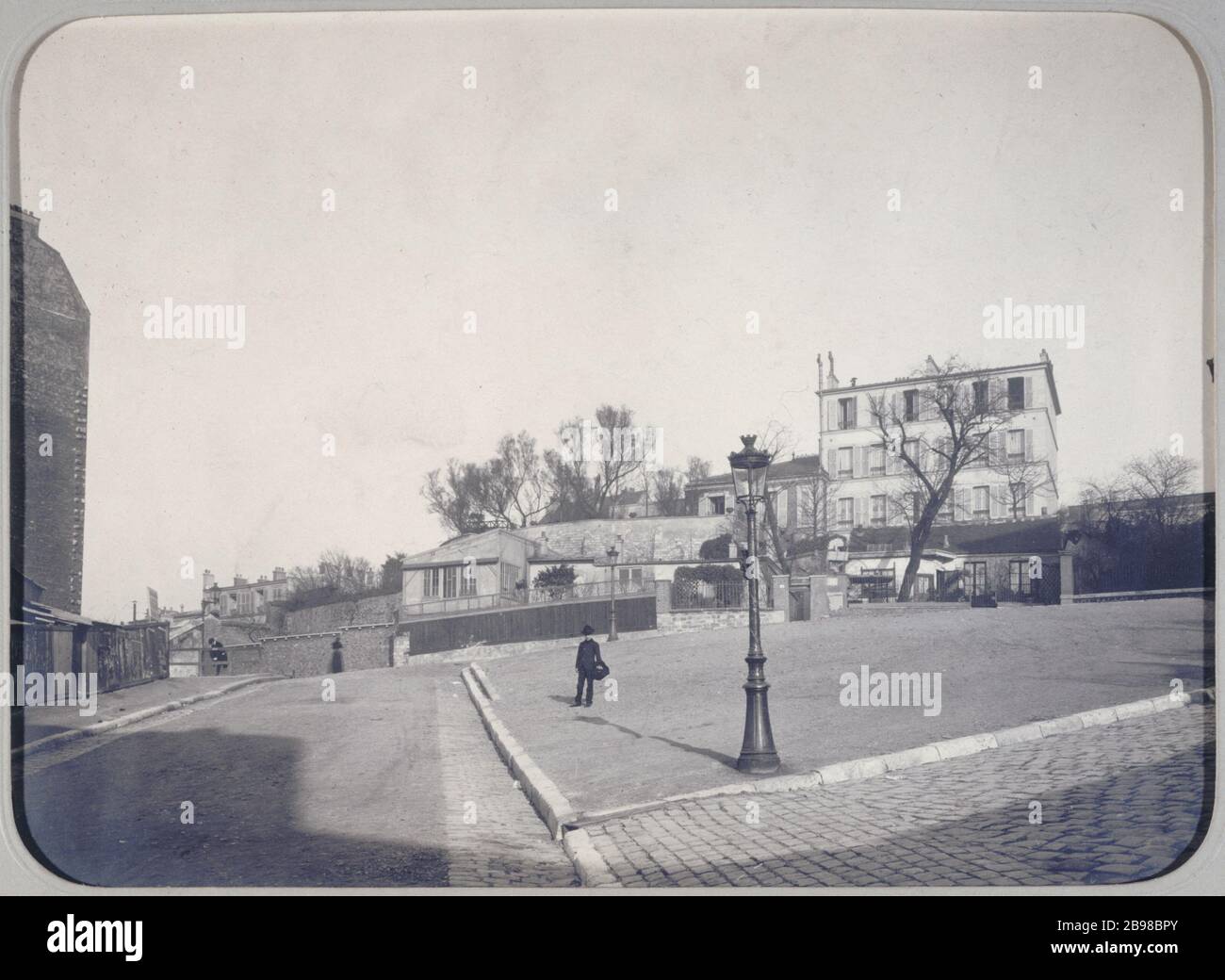 THE OLD MONTMARTRE Le vieux Montmartre : le haut de la rue Lepic. Paris ...