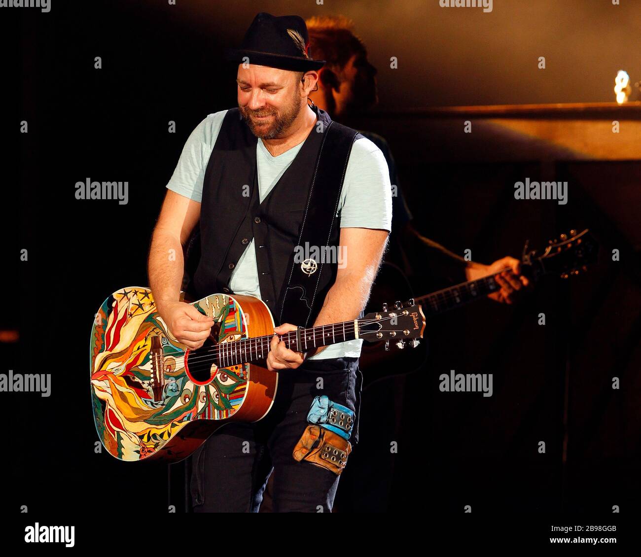 Jennifer Nettles and Kristian Bush of Sugarland perform at the Cruzan ...