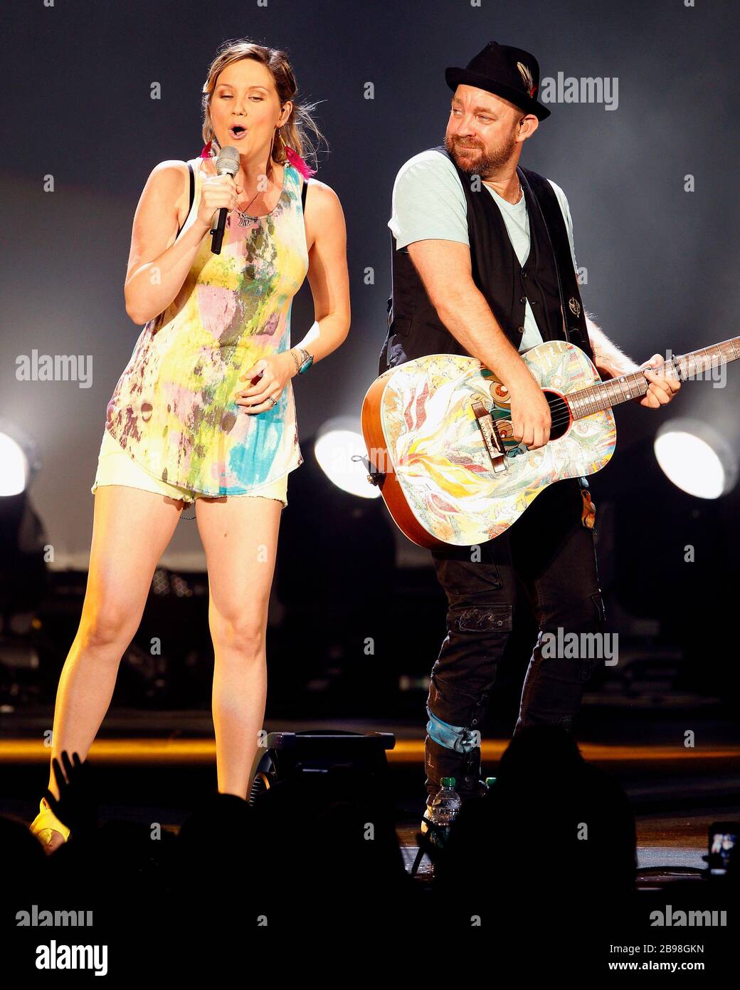 Jennifer Nettles and Kristian Bush of Sugarland perform at the Cruzan ...